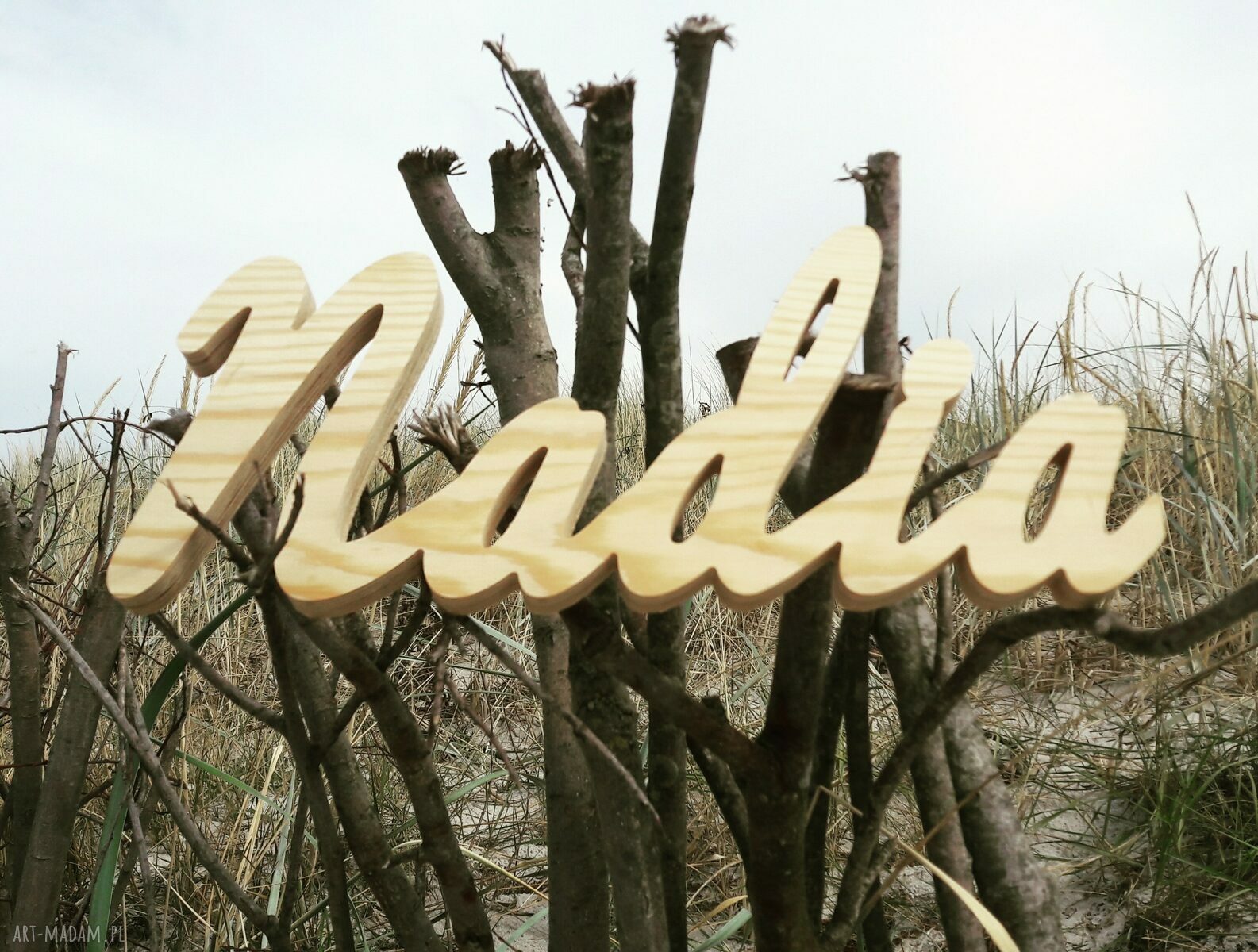 niebanalne dekoracje - napis drewniany nadia - czarna owca store